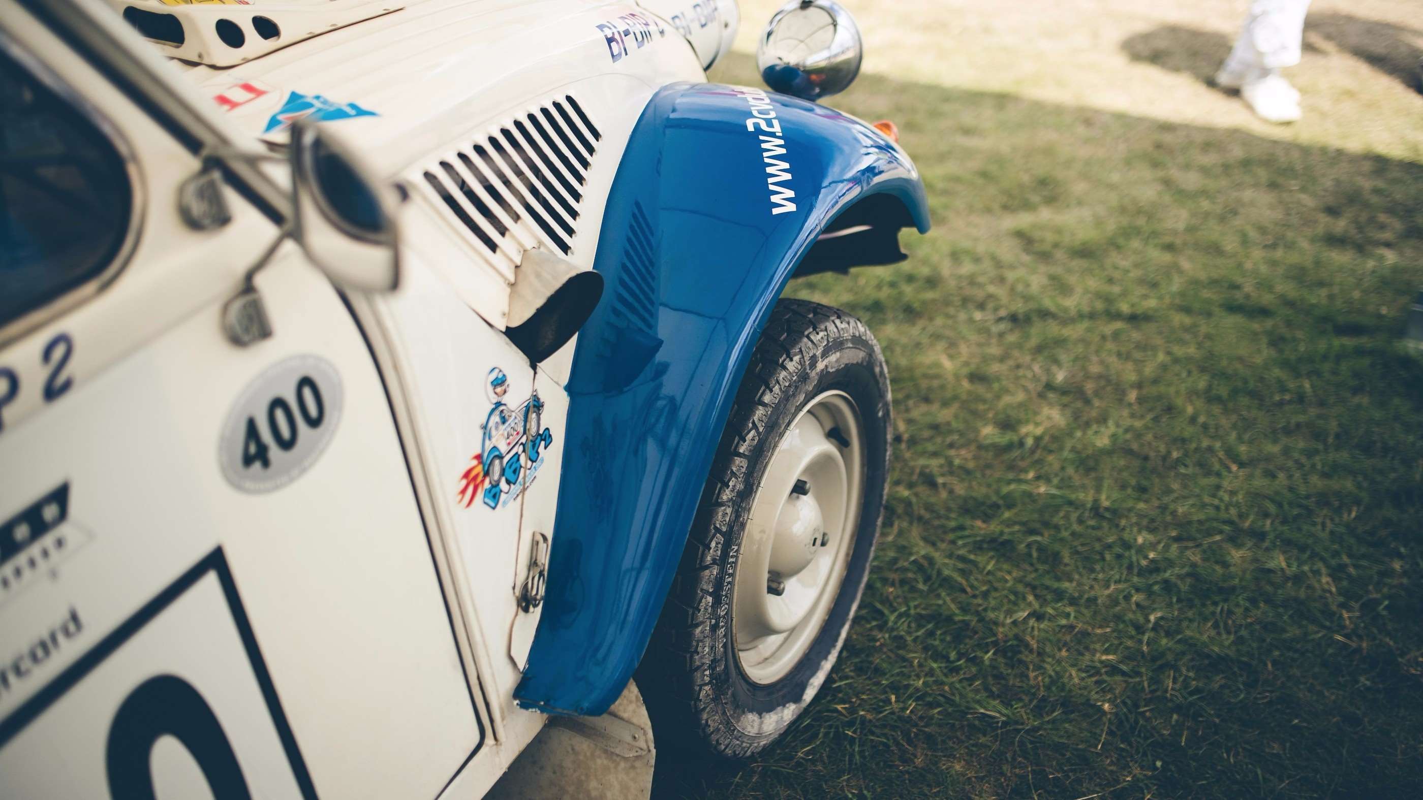 This crazy Citroën 2CV has two engines and 4WD