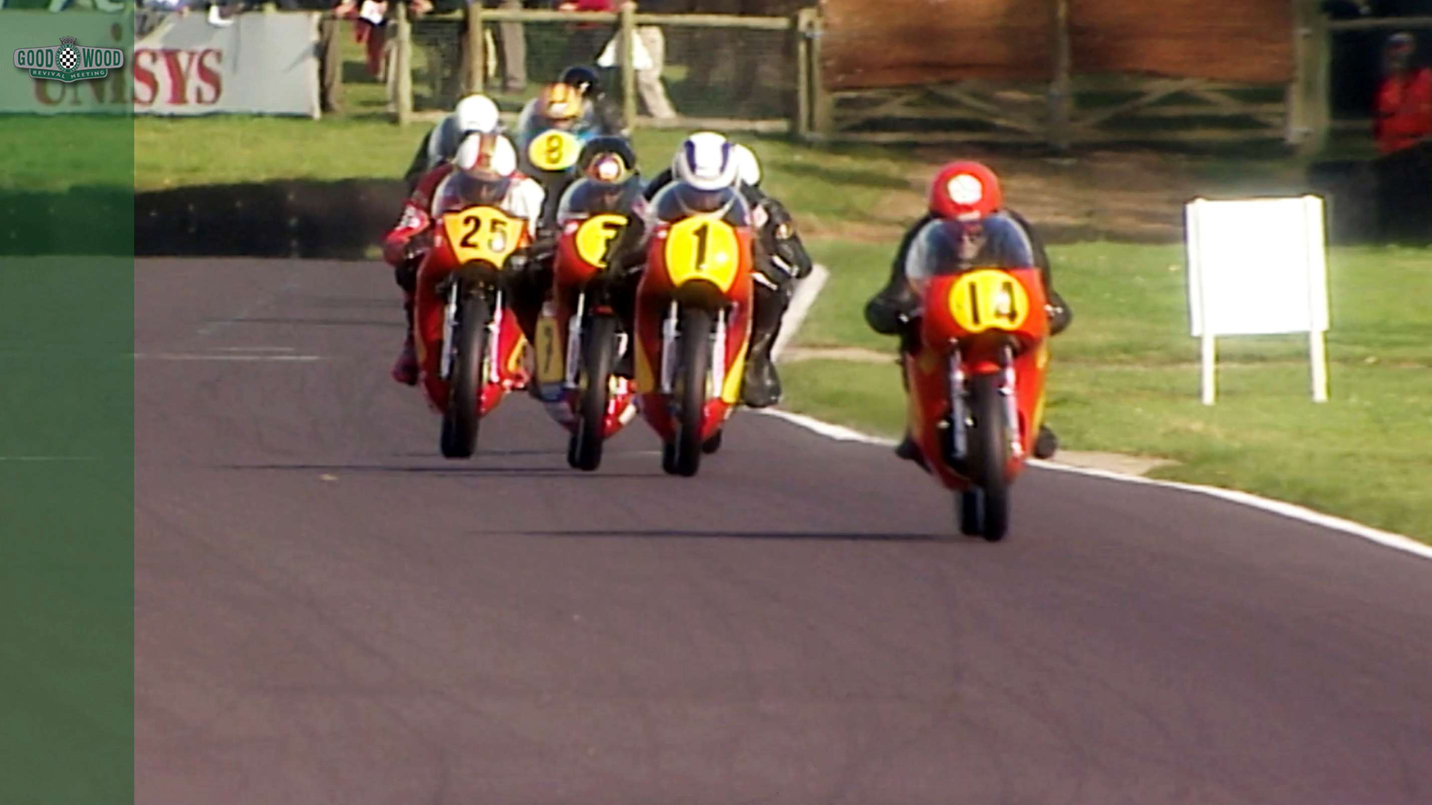 [Video] Barry Sheene and Wayne Gardner battle in incredible Goodwood ...