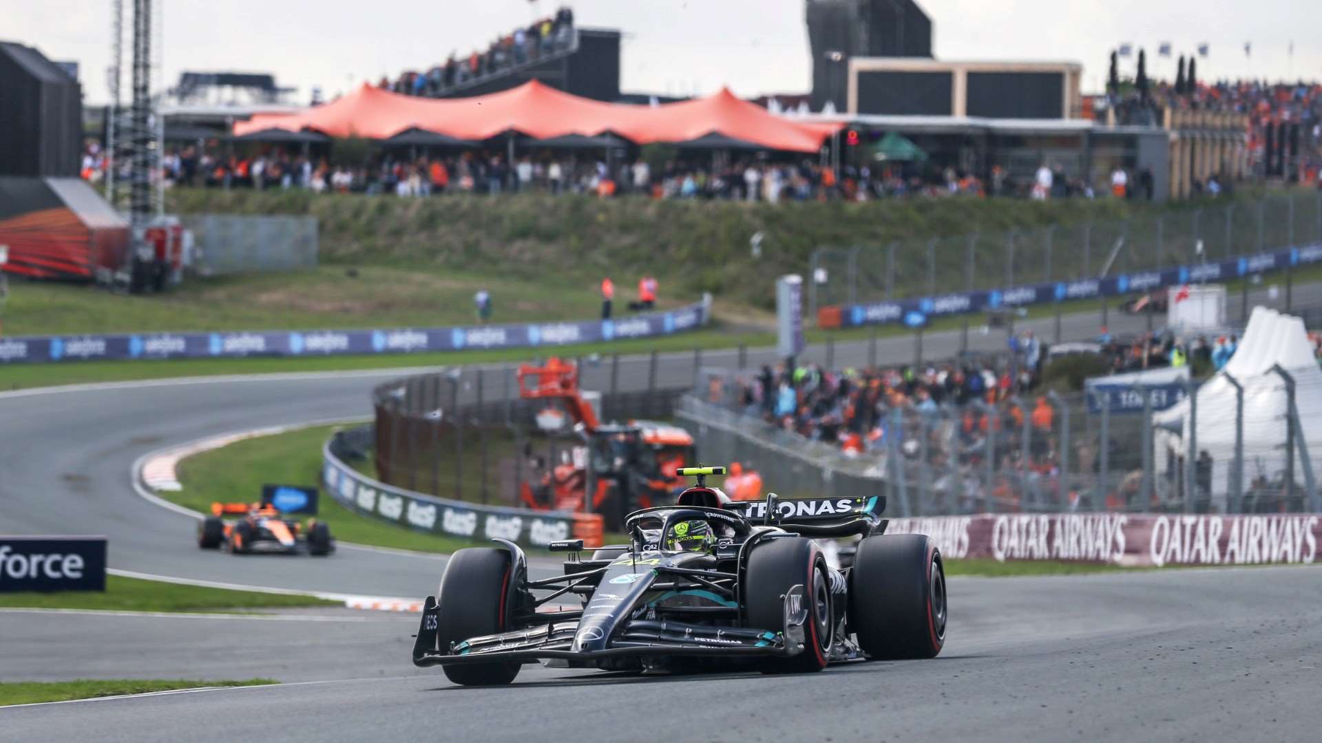 Lewis Hamilton signs a new Mercedes F1 contract until 2025 | GRR