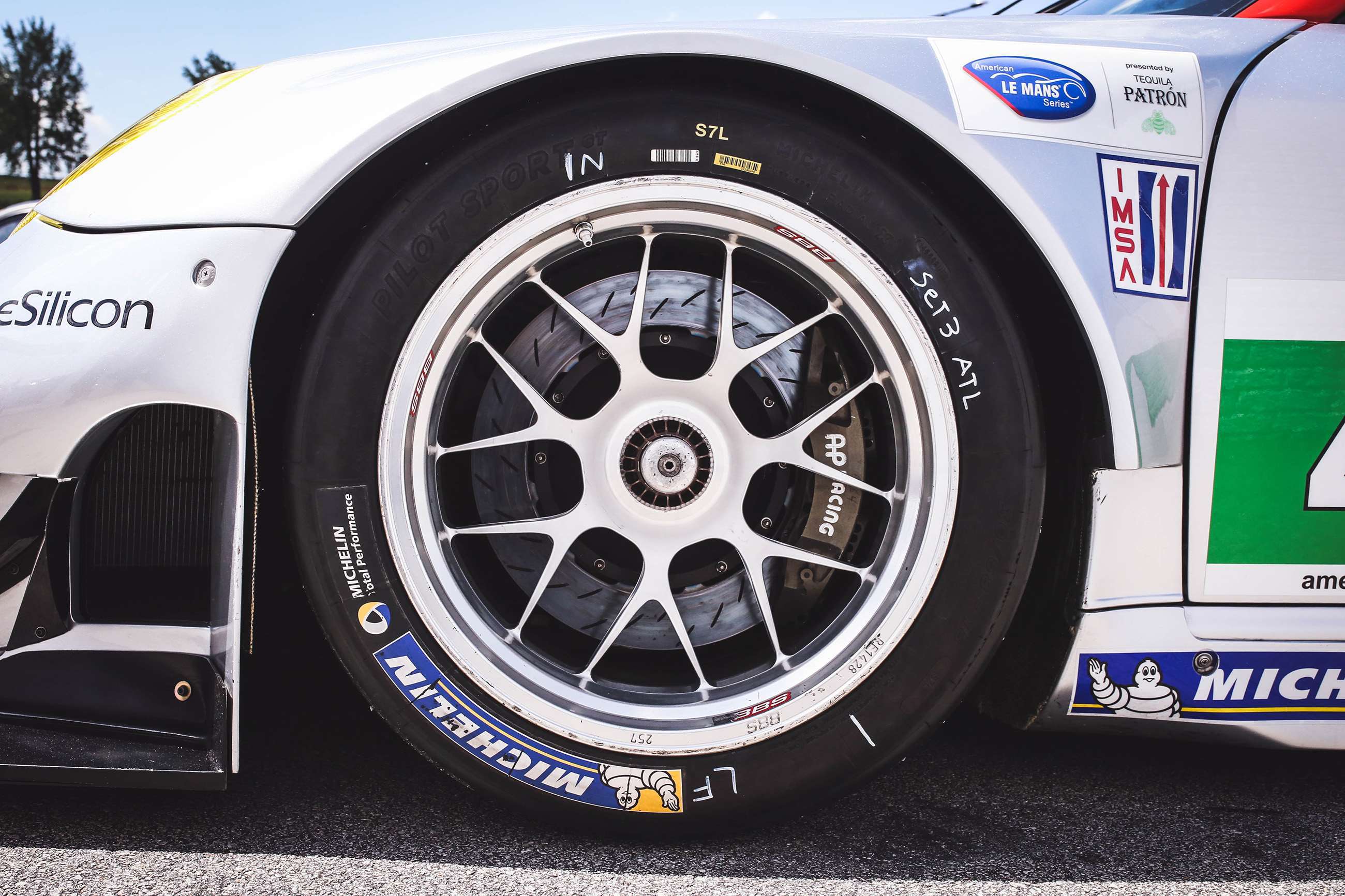 This Porsche 911 is a Flying Lizard