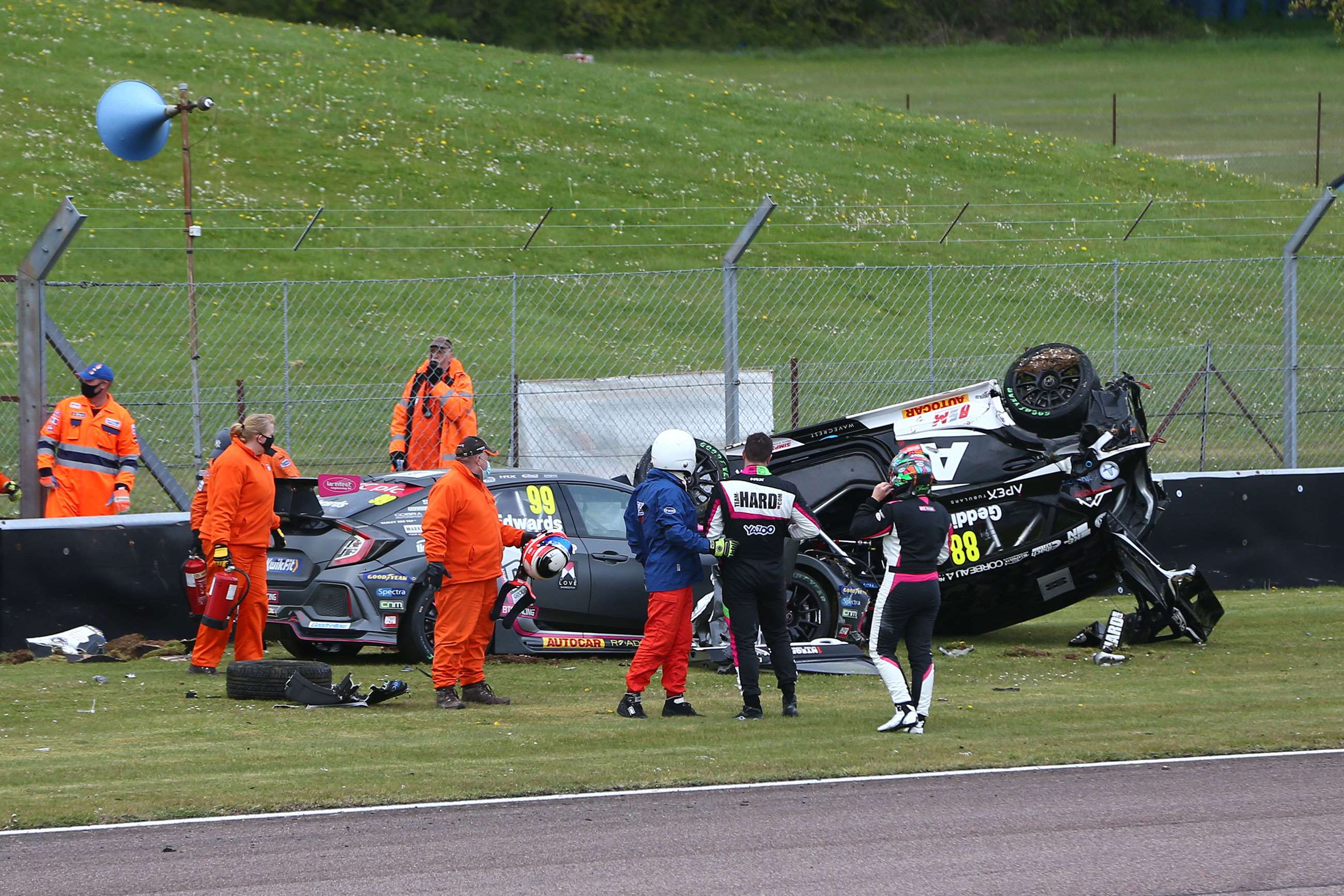 Crash-heavy Thruxton opens BTCC 2021 | GRR