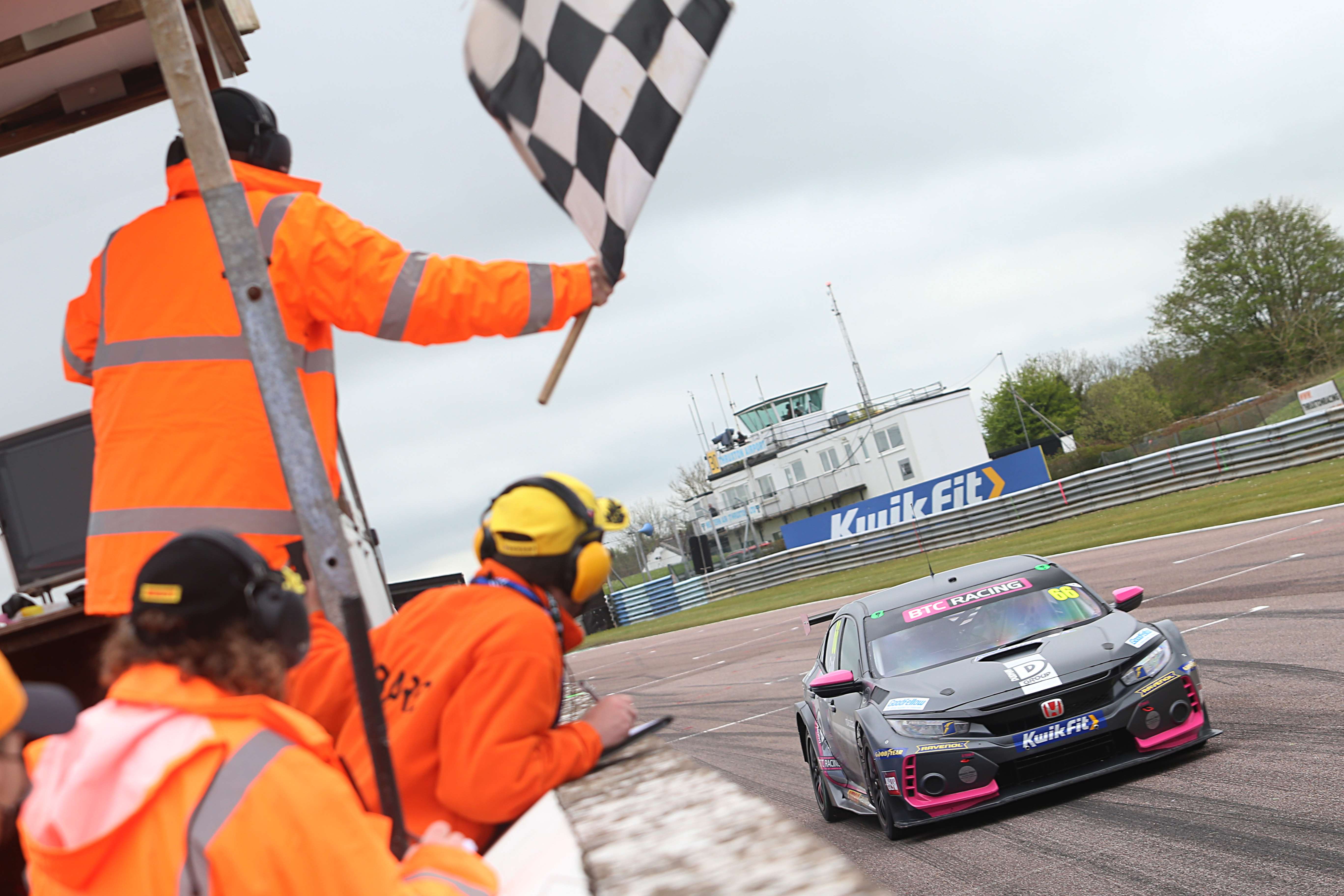 Crash-heavy Thruxton opens BTCC 2021 | GRR