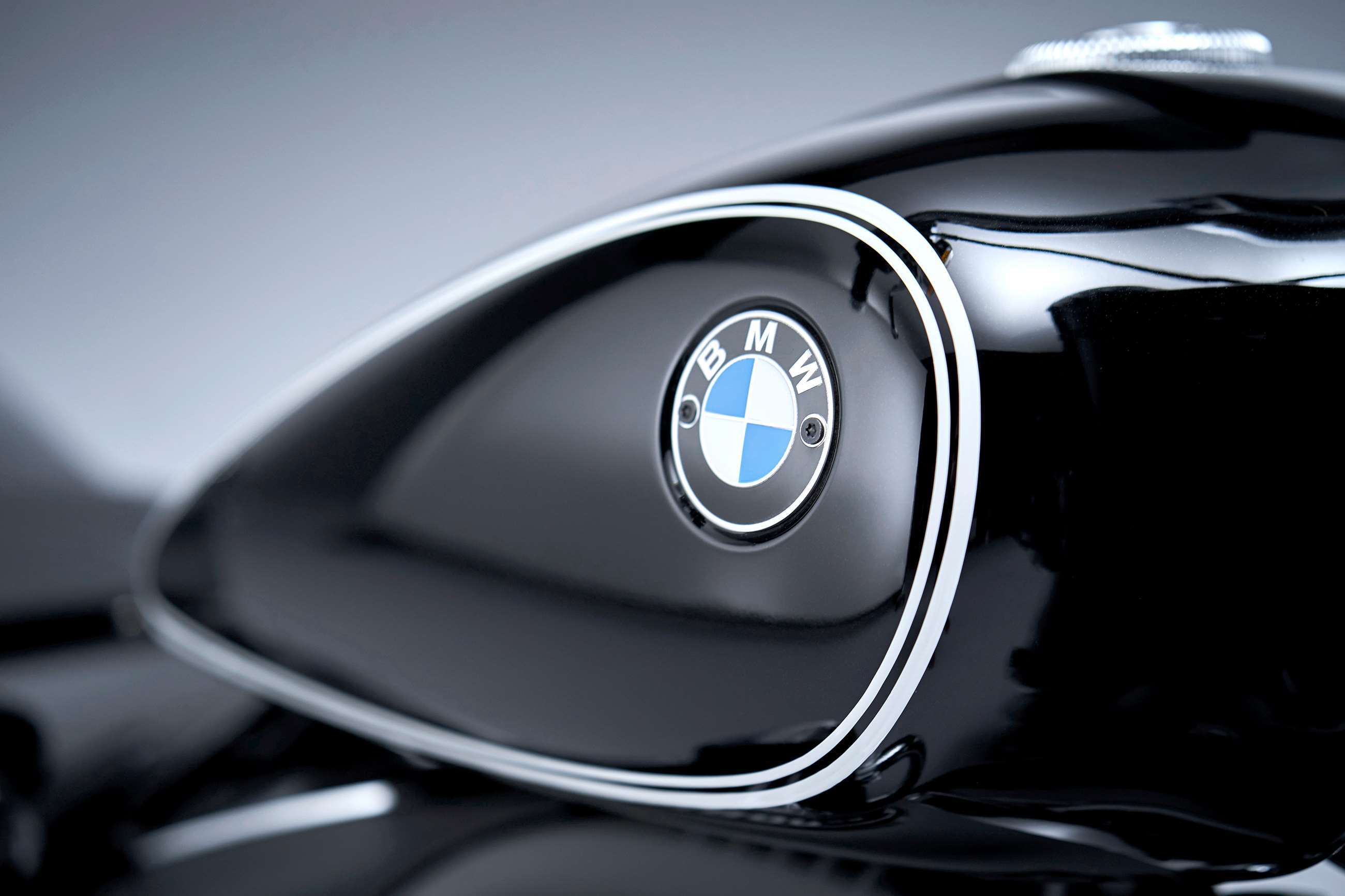 BMW reveals production-ready big boxer R18