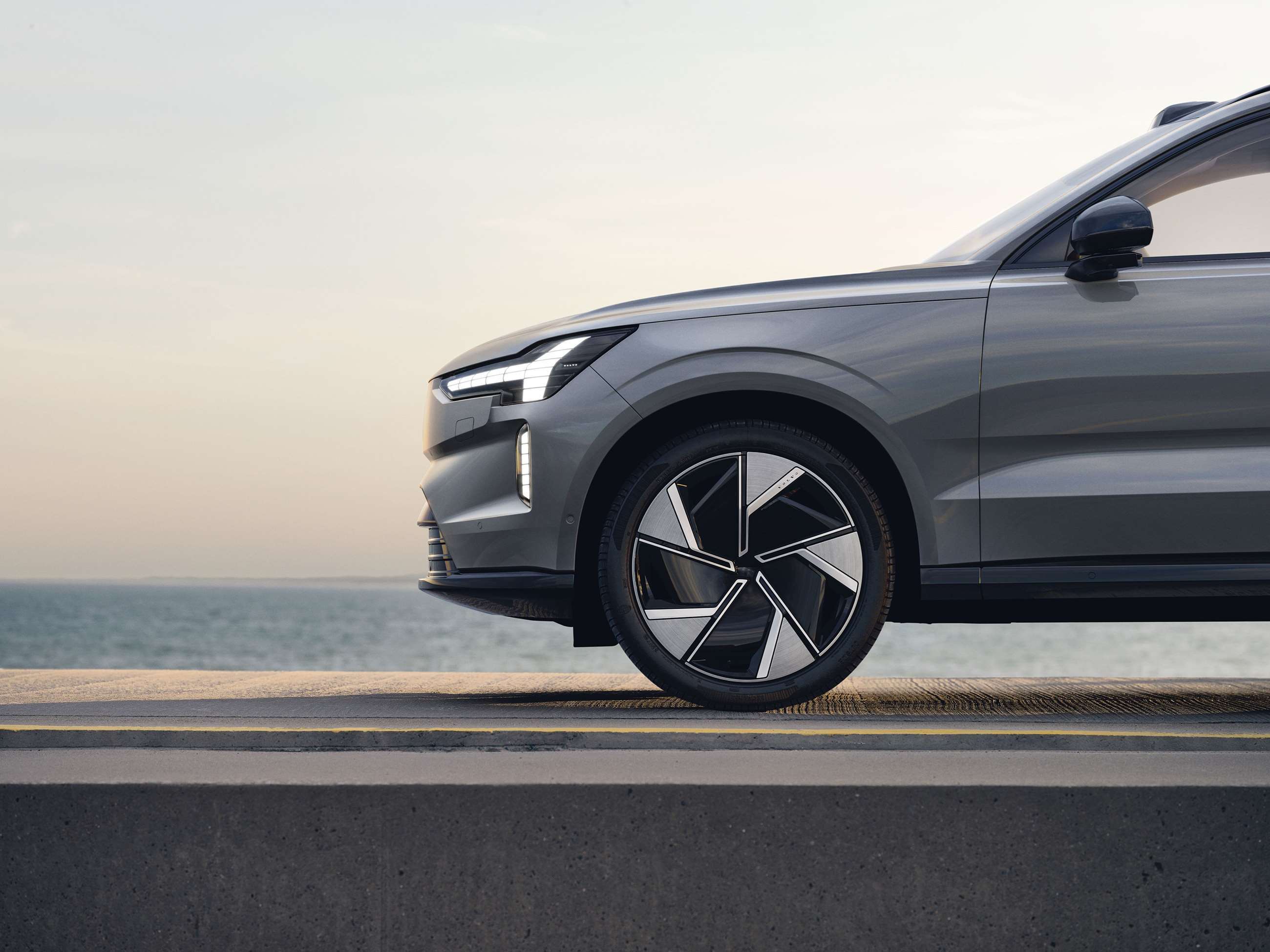 Electric EX90 is Volvo’s new flagship SUV | GRR