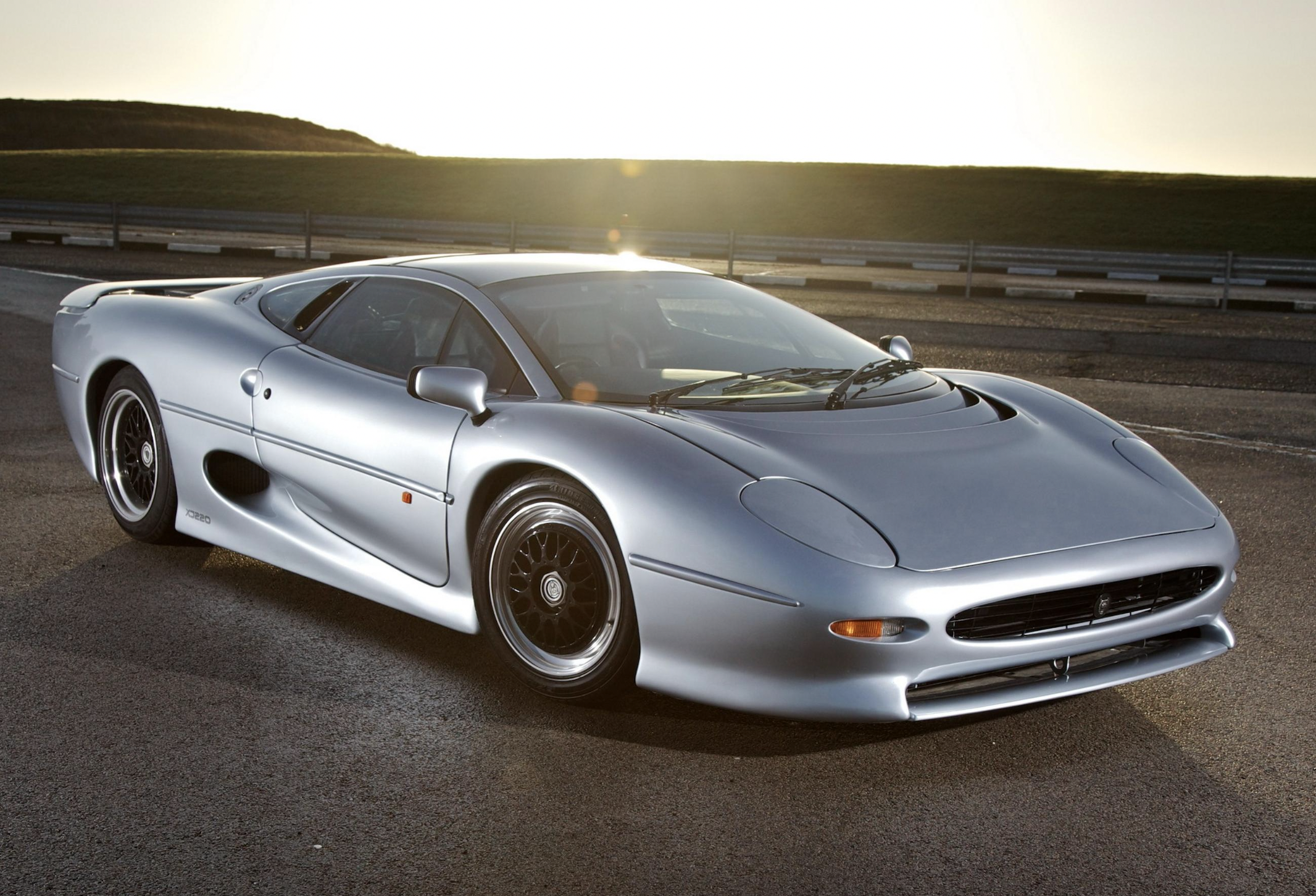A captivating Jaguar concept? The XJ220 is this way | GRR