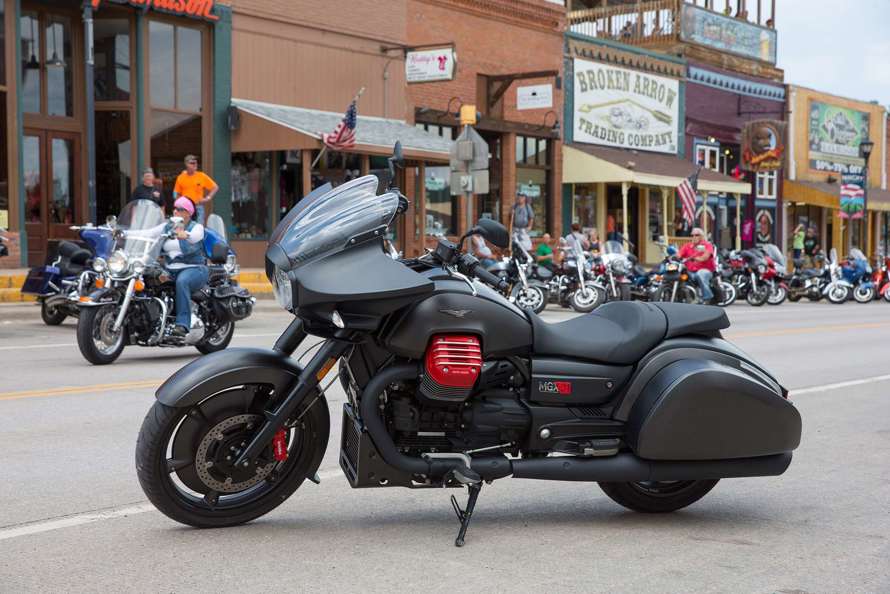 [Review] Moto Guzzi MGX-21 Flying Fortress