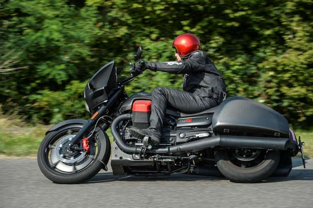 [Review] Moto Guzzi MGX-21 Flying Fortress