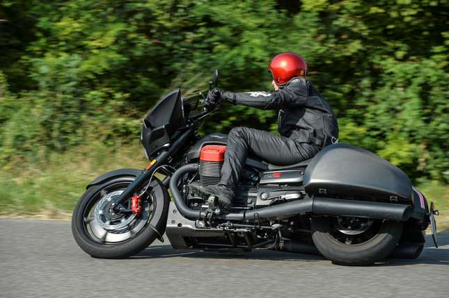 [Review] Moto Guzzi MGX-21 Flying Fortress