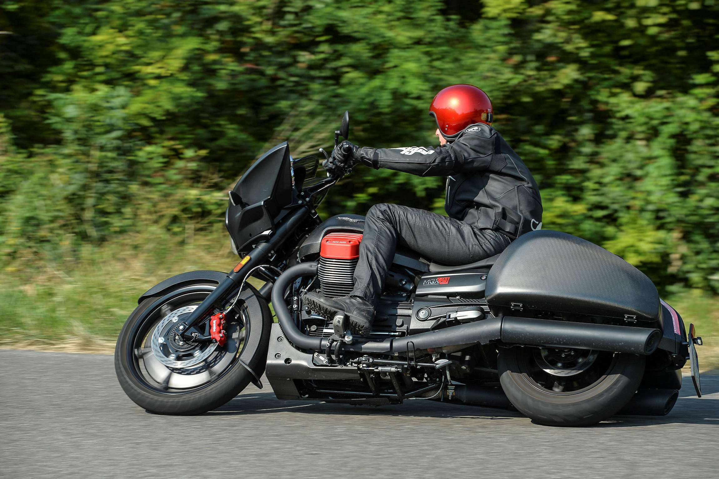 [Review] Moto Guzzi MGX-21 Flying Fortress