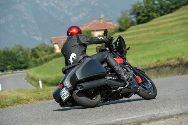 [Review] Moto Guzzi MGX-21 Flying Fortress